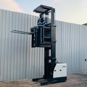 CROWN SP3522.1 ELECTRIC FORKLIFT MAN UP ORDER PICKER (#3601)