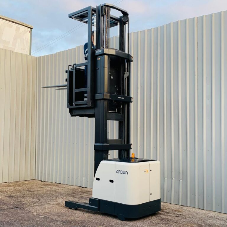 CROWN SP3522.1 ELECTRIC FORKLIFT MAN UP ORDER PICKER (#3601)