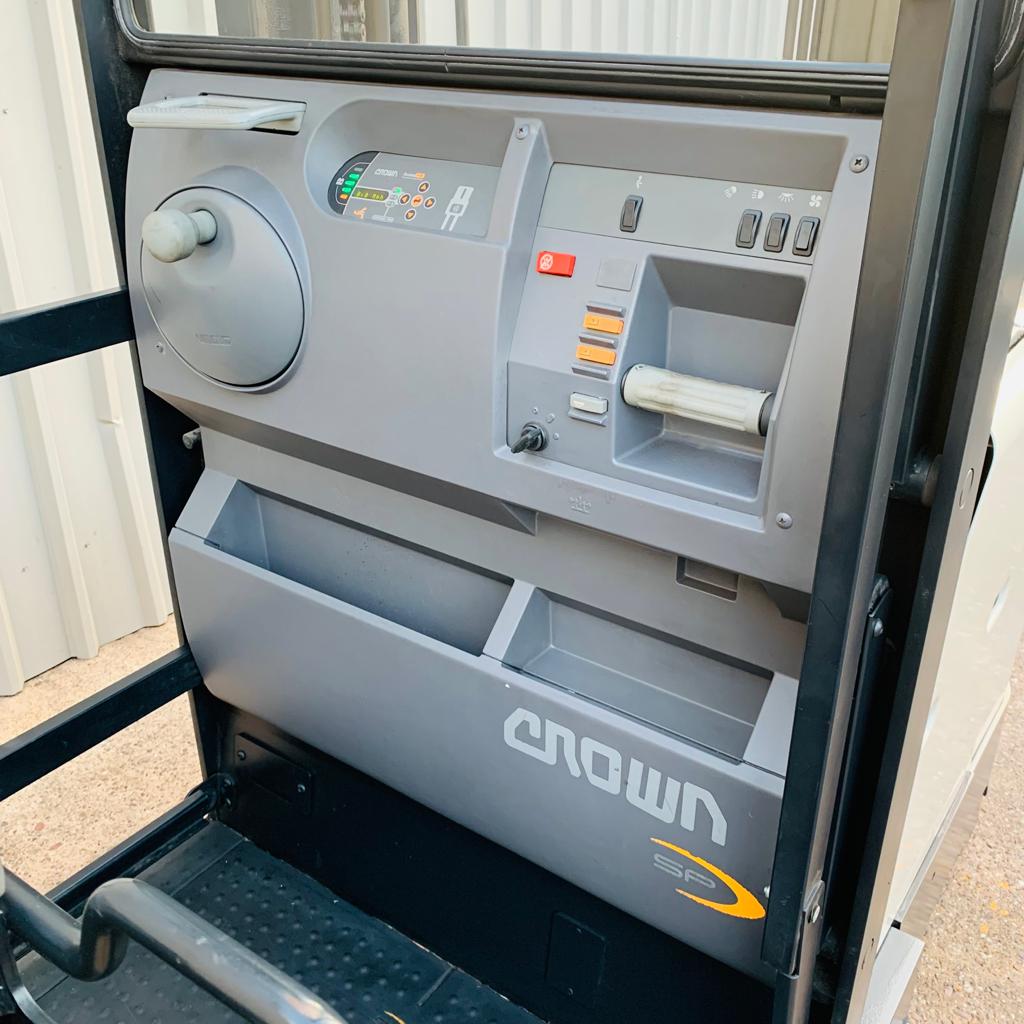 CROWN SP3522.1 ELECTRIC FORKLIFT MAN UP ORDER PICKER (#3601)
