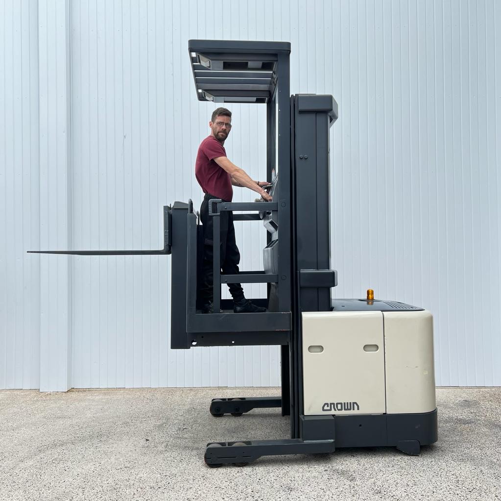 CROWN SP3012TT ELECTRIC FORKLIFT MAN UP ORDER PICKER (#3598)