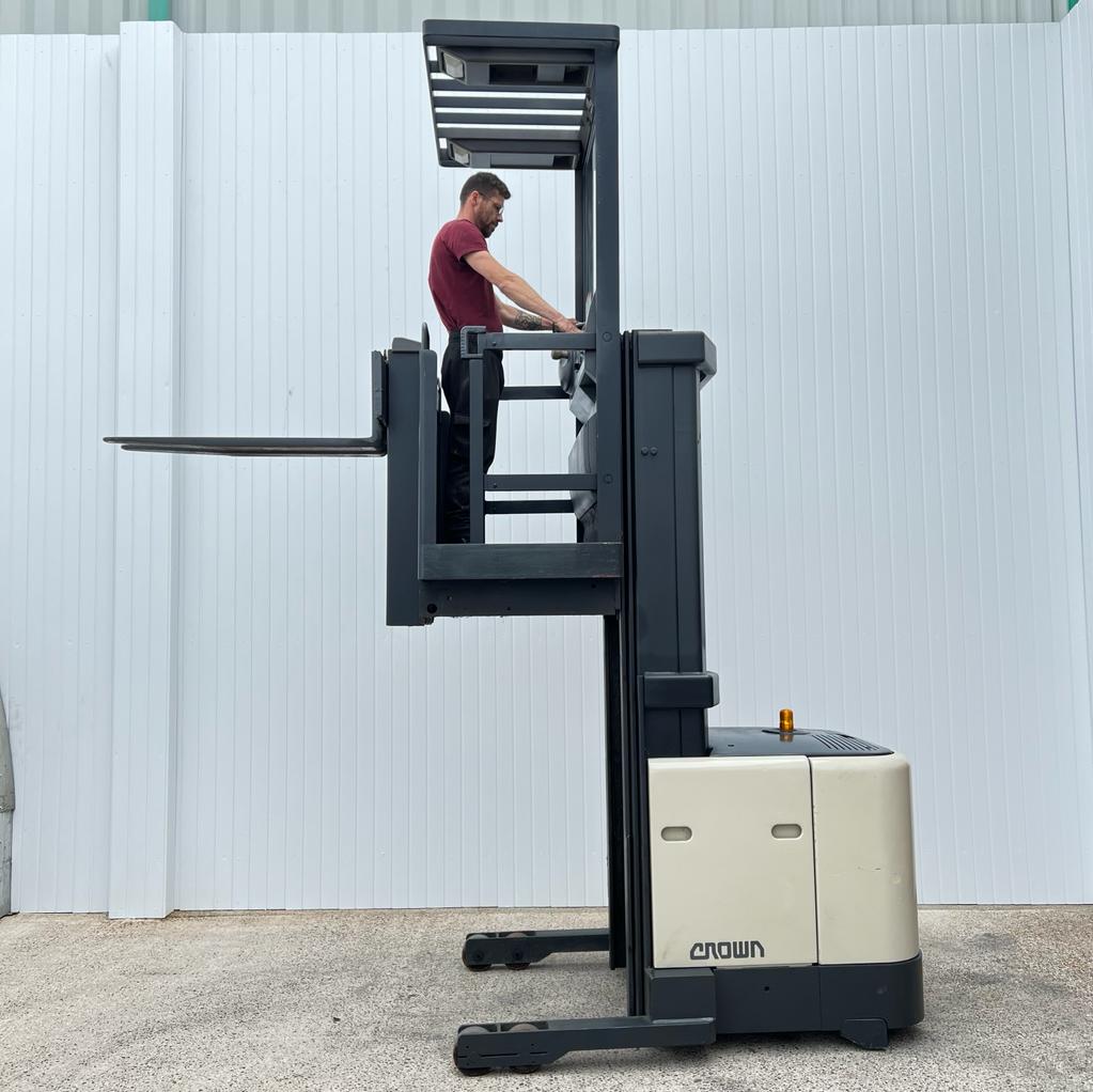 CROWN SP3012TT ELECTRIC FORKLIFT MAN UP ORDER PICKER (#3598)