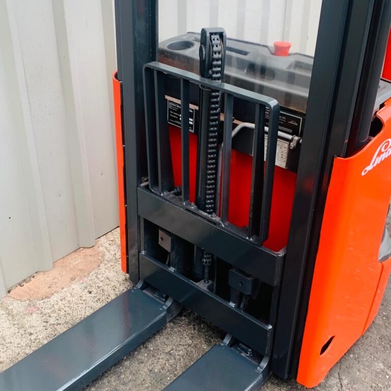 LINDE L12 USED ELECTRIC STACKER PALLET FORKLIFT - 2100mm LIFT (#4305)