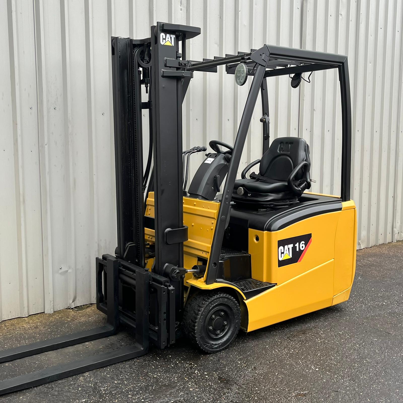 CAT EP16CPNT USED 3 WHEEL ELECTRIC FORKLIFT (#4576)
