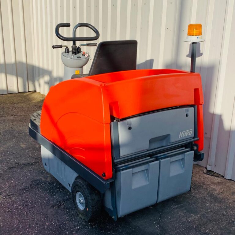 HAKO B900R USED ROAD SWEEPER TRUCK. (#4409)