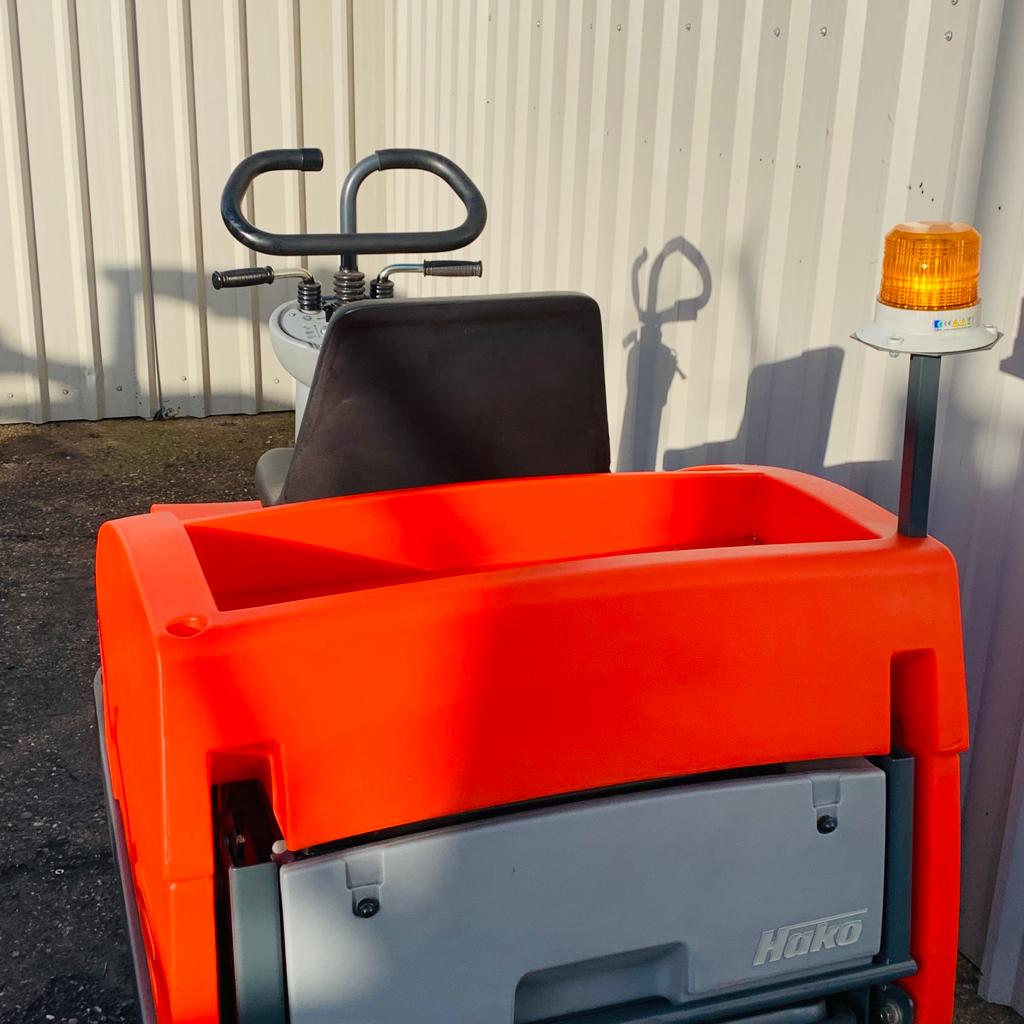 HAKO B900R USED ROAD SWEEPER TRUCK. (#4409)