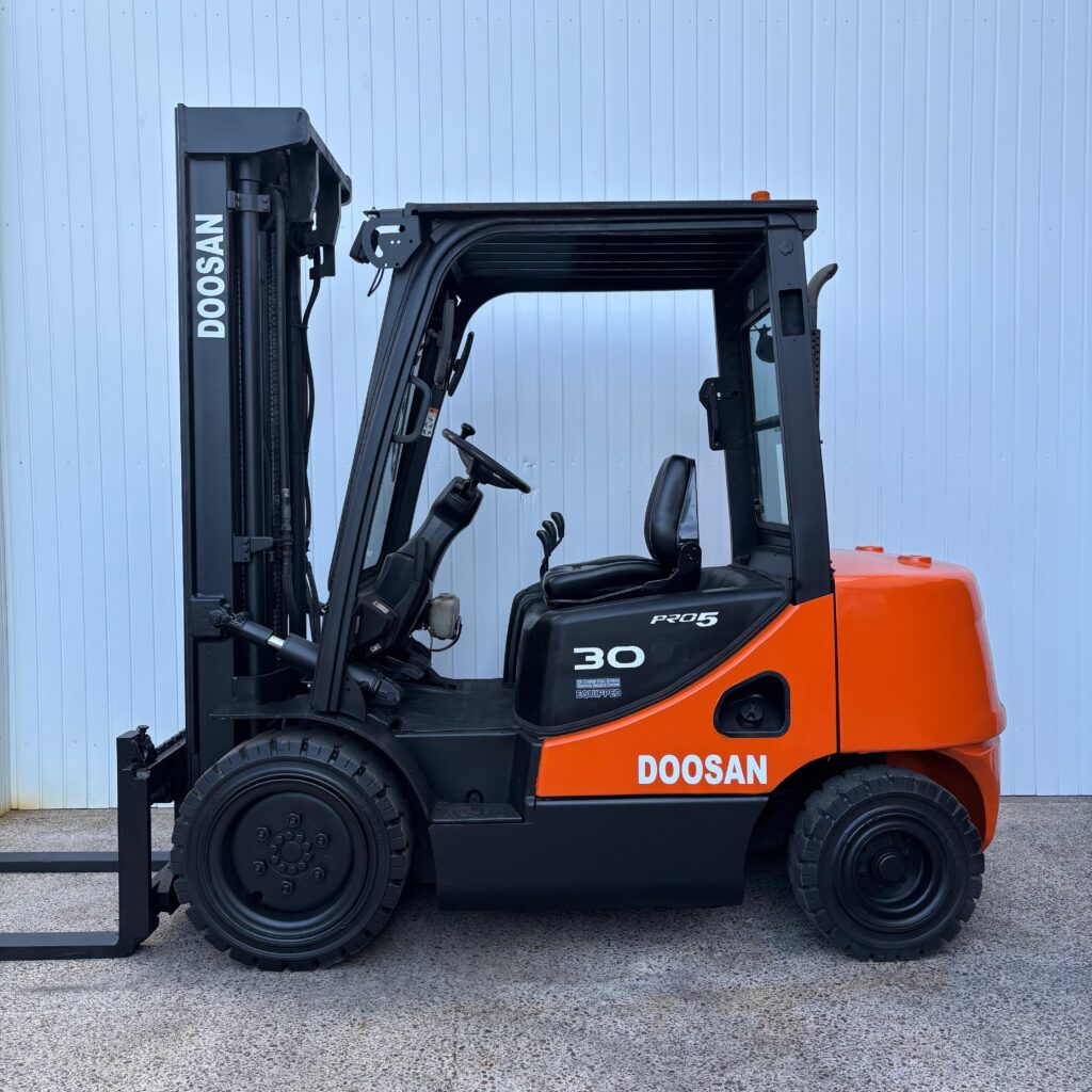 DOOSAN D30S-5 USED DIESEL FORKLIFT - 5550mm LIFT - Half Cab (#6001)